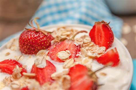 요구르트 한 컵에는 파란 숟가락 수건에 신선한 딸기와 귀리 그 라 놀라 흩어져 오트밀과 딸기 나무 배경 개념 건강 하 고 건강 한 아침 식사 0명에 대한 스톡 사진 및 기타