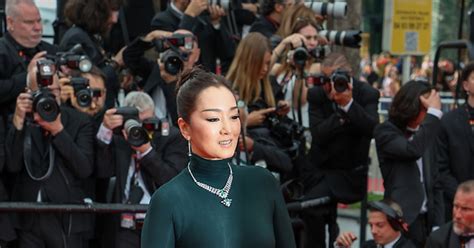 칸영화제 심플한 청록색 드레스 입고 레드 카펫에 오른 공리