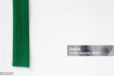 젠 아트 흰색 배경에 녹색 벨트 무술 졸업장 포스터 아이키도 가라데 유도의 사이트기판 붙여넣기를 복사합니다 허리띠에 대한 스톡