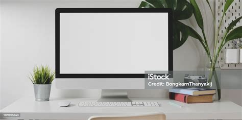 카메라가 있는 빈 화면 데스크톱 컴퓨터가 있는 현대 사진작가 작업장 컴퓨터에 대한 스톡 사진 및 기타 이미지 컴퓨터 0명 공란 Istock