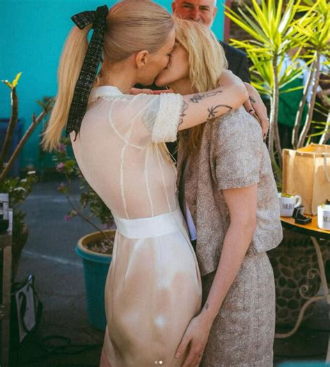 크리스틴 스튜어트♥2살 연상 동성 연인 결혼식 키스 사진 전격 공개[해외이슈]