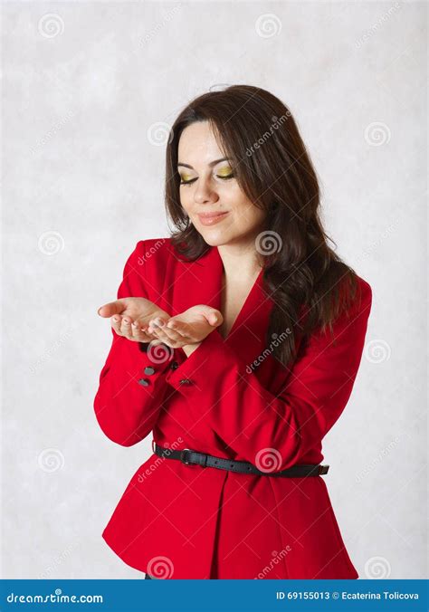 Una Mujer Joven Se Imagina Que Ella Tiene Algo En Sus Manos Imagen De Archivo Imagen De