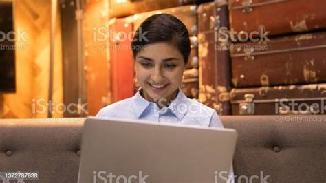 인도 사업가는 프로젝트 사용 노트북에 작업 사무실에 앉아 25 29세에 대한 스톡 사진 및 기타 이미지 25 29세 30 39세 Brand Name Online