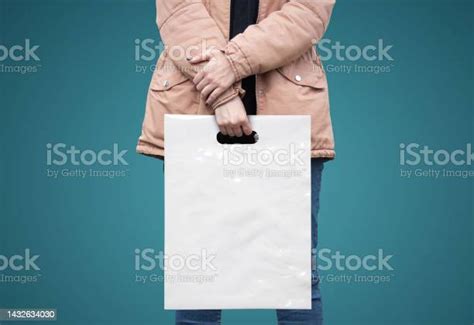 소녀는 모형 흰색 비닐 봉지를 들고 있습니다 고립 된 배경에 패키지를 가진 소녀 20 24세에 대한 스톡 사진 및 기타 이미지 20 24세 가방 공란 Istock