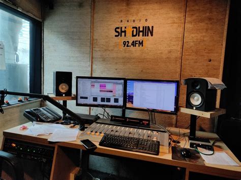 বজ্রকন্ঠের প্রতিধ্বনিতে শুনি পাখির কলতান। স্বাধীন দেশের মুক্ত আকাশ লাল সবুজের কান্ডারি মোরা