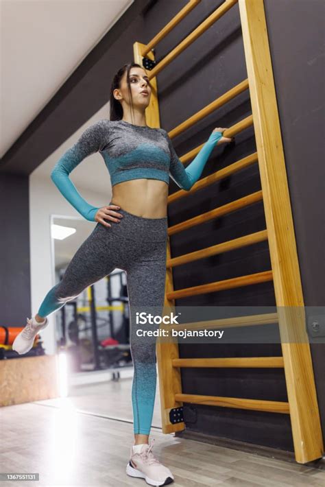 젊은 적합 여자 하 고 워밍업 올라 스트레칭 전에 그녀의 운동 에 그만큼 체육관 20 29세에 대한 스톡 사진 및 기타 이미지 20 29세 가냘픈 건강한 생활방식