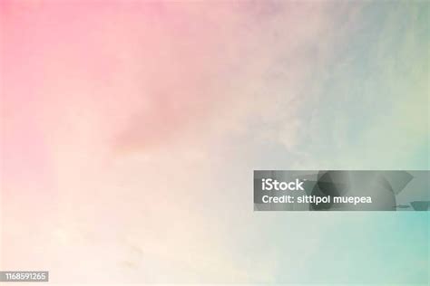 파스텔 색상의 부드러운 구름 배경은 주황색에서 파란색 그라데이션으로 표시됩니다 0명에 대한 스톡 사진 및 기타 이미지 0명