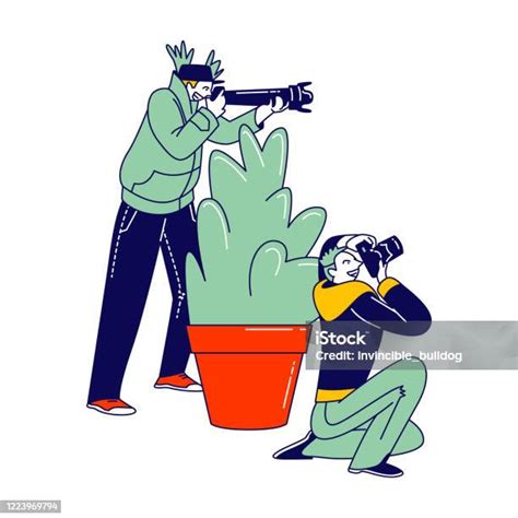 파파라치 캐릭터 는 부시 뒤에 숨어 유명 인사 또는 쇼 비즈니스 스타 모양을 기다리고 있습니다 시네마 어워드 시상식 또는 이벤트