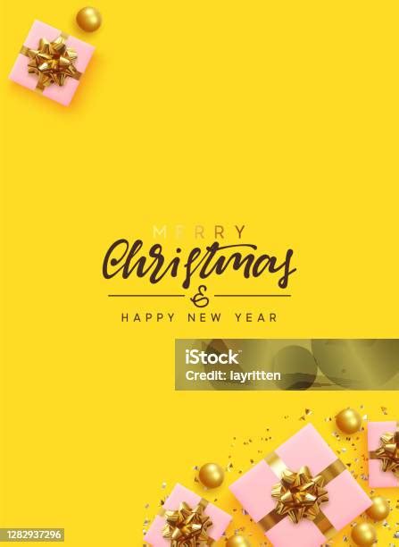 메리 크리스마스와 새해 복 많은 새해 현실적인 축제 선물 상자노란색 배경 선물 핑크 기프트 서프라이즈 플랫 탑 뷰 골든 크리스마스 장식 공 반짝이는 골드 색종이 2021년에