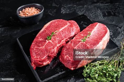 생 와규 굴 탑 블레이드 스테이크 유기농 쇠고기 고기 검은 배경입니다 상위 뷰 고기에 대한 스톡 사진 및 기타 이미지 고기 와규 검은색 Istock