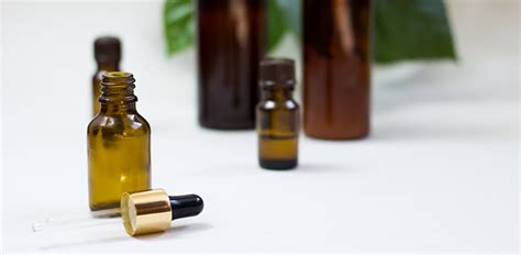 어두운 화장품 병 및 녹색 자연 잎 밝은 배경 복사 공간 뷰티 살롱 블로거 살롱 치료 미니 멀 개념 자연 환경 친화적인 화장품의 개념 개념에 대한 스톡 사진 및 기타 이미지