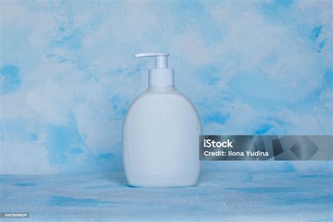 순수한 백색 플라스틱 콘테이너 포장 화장품 크림 헤어 마스크 의료 및 미용 제품을위한 병 템플릿 안바스 0명에 대한 스톡 사진