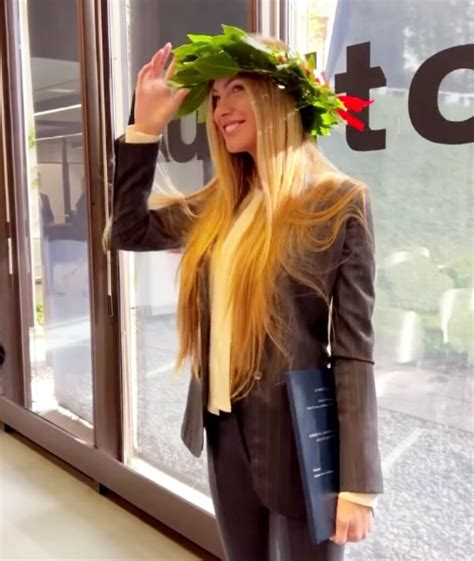 Linfluencer E Personaggio Tv Taylor Mega Si è Laureata Dettagli E