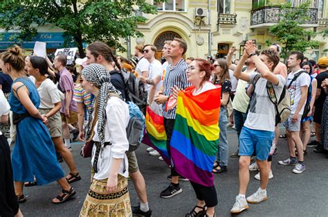 키예프 우크라이나 6 월 23 2019 평등의 행진 Lgbt 행진 키예프 프라이드 게이 퍼레이드 큰 무지개 깃발을 가진 소녀 Pride Lgbtqi Event에 대한