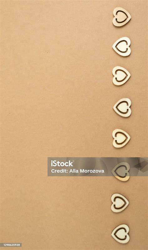 파스텔 공예 용지 배경에 나무 마음 나무 컷 모양과 추상적 인 배경 상트 발렌타인 어머니의 날 생일 인사말 카드 초대장 공간을 복사합니다 0명에 대한 스톡 사진 및 기타