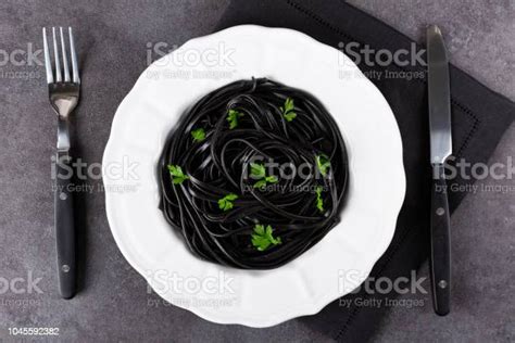 밀 싹 및 검은 오징어 잉크와 함께 파스타입니다 블랙 파스타 그리고 백색 접시에 파 슬 리입니다 매크로입니다 최고의 볼 수 있습니다 0명에 대한 스톡 사진 및 기타 이미지