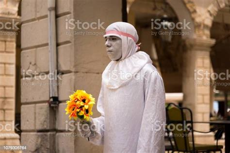 하얀 드레스와 코르푸 섬 그리스에 그의 손을에 노란색 꽃을 들고 거리 아티스트 거리에 대한 스톡 사진 및 기타 이미지 거리 그리스 꽃 식물 Istock