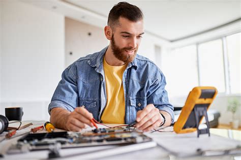 작업장에서 일하는 남자 전기 회로 수리에 필요한 다양한 도구와 품목으로 가득찬 작업 테이블 기술자에 대한 스톡 사진 및 기타 이미지 Istock
