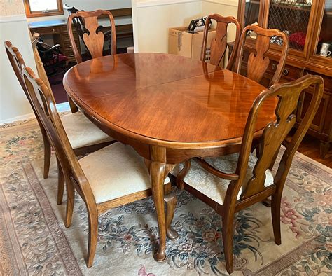 Thomasville Solid Wood Dining Table With 6 Cushioned Chairs Leaf And