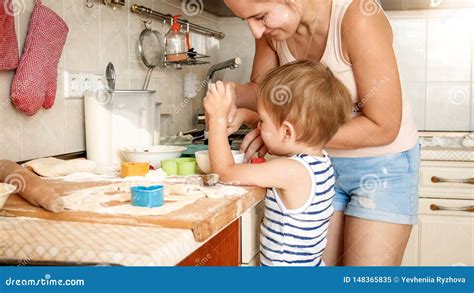 Nahaufnahmeportr T Der Jungen Mutter Ihren Kleinkindsohn Unterrichtend Der Pl Tzchen Macht Kind