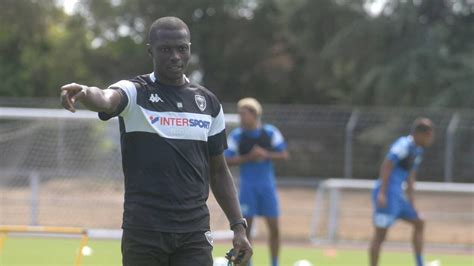 Football Ligue 2 La Drôle De Première Dande Dona Ndoh Aux Manettes Des Chamois