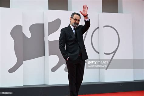 فرش قرمز فیلم شب، داخلی، دیوار در جشنواره ونیز نوید محمدزاده