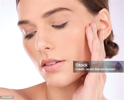 뷰티 스킨케어 또는 스튜디오에서 천연 메이크업 화장품으로 매일 그루밍 트리트먼트를 받는 자기애를 가진 소녀 모델 피부과 하얀 배경 또는 건강한 고급 얼굴 루틴을 가진 여성의