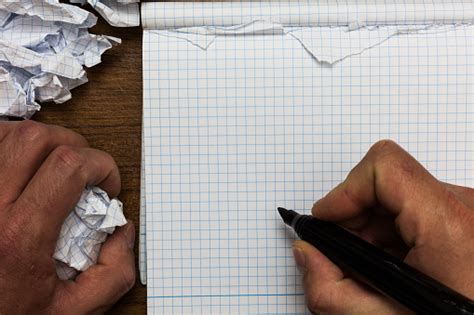 디자인 웹 배너 홍보 자료 템플릿 남자까지 조롱에 대 한 비즈니스 개념 빈 복사 텍스트 마커 노트북 들고 구겨진 종이 찢어진된 페이지 실수 개념에 대한 스톡 사진 및 기타