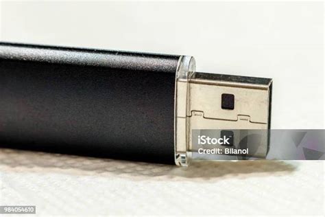 흰색 배경에 고립 된 블랙 Usb 플래시 드라이브 Usb 메모리에 대한 스톡 사진 및 기타 이미지 Usb 메모리 개인 장식품 금속 Istock