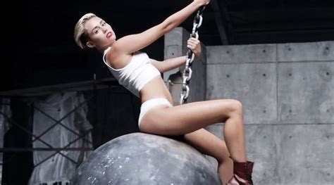 Wrecking Ball De Miley Cyrus Mejor Vídeo Musical Del Año