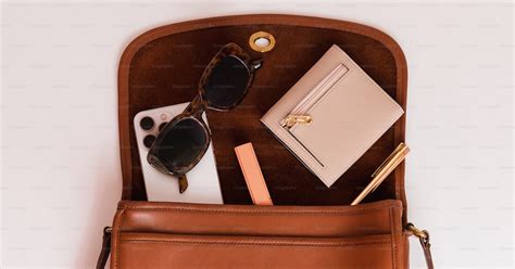 선글라스와 노트북이 달린 갈색 지갑 사진 Unsplash의 지갑 이미지