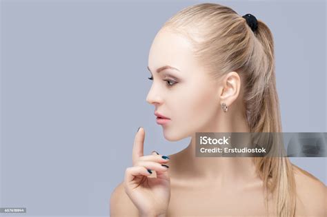 회색 바탕에 파란 눈을 가진 아름 다운 젊은 금발 여자의 초상화 깨끗 한 피부를 가진 여자 개념에 대한 스톡 사진 및 기타 이미지 Istock