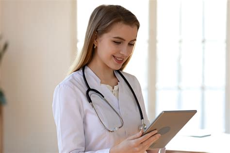 비디오 컨퍼런스를 통해 동료들과 연결하는 책임있는 젊은 여성 Gp 가상현실에 대한 스톡 사진 및 기타 이미지 가상현실 정신과 전문의 토론 Istock