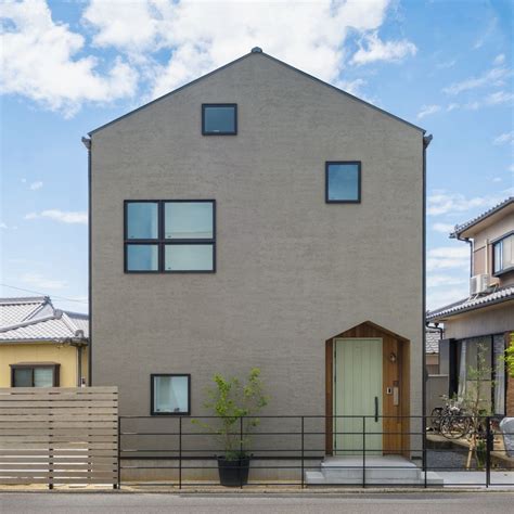 窓枠は限りなく細く。ドアの色で遊び心をプラスしました。 三角屋根 グレージュ 板塀 玄関ドア 注文住宅新築 設計士と直接話せる