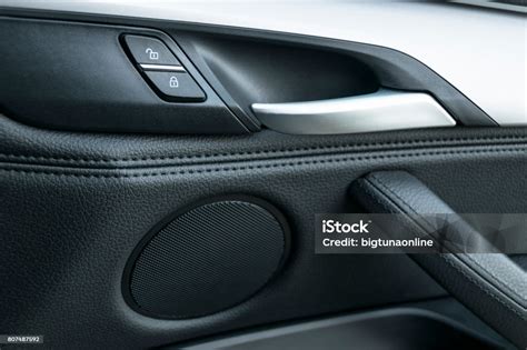 검은 가죽 및 스위치 버튼 컨트롤 현대 자동차 인테리어 세부 럭셔리 현대 자동차 안에 자동차 문 손잡이 0명에 대한 스톡 사진 및 기타 이미지 Istock