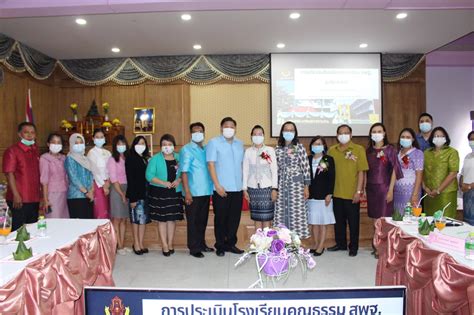 ดร วิชุดา โชคภูเขียว ผู้อำนวยการศูนย์การศึกษาพิเศษ ประจำจังหวัดนนทบุรี พร้อมด้วย นางสาวฐิติมา