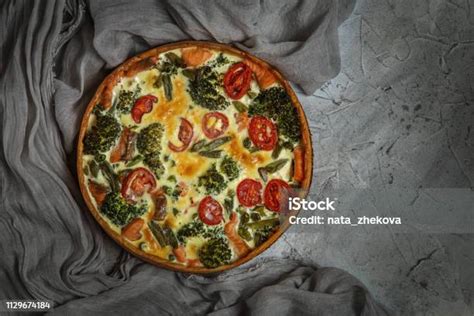 프랑스는 치즈 또는 파이 로레인연어 브로콜리 달걀 치즈 토마토와 전통적인 오픈 파이 파이 어둡고 침 울 요리하기 음식 준비에