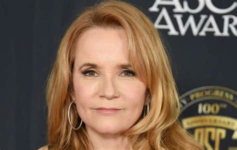 Lea Thompson Body Measurements Height Weight Bra Size Shoe Size