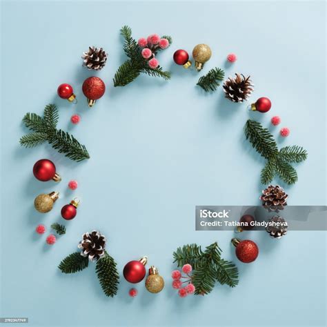 전나무 가지 솔방울 빨간 열매 빨간색과 금색 싸구려의 둥근 프레임이 밝은 파란색 배경에 있습니다 텍스트를 위한 공간 0명에 대한 스톡 사진 및 기타 이미지 Istock