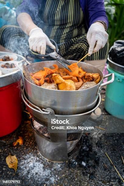 베트남 찐 쇠고기 내장 또는 쇠고기 내장 스튜 베트남 남부에서 인기 있는 간식으로 베트남 길거리 음식입니다 음식과 여행 개념입니다 거리에 대한 스톡 사진 및 기타 이미지