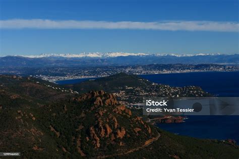 코트 다쥐르 해안선과 눈 덮인 메르칸투어를 배경으로 한 캡 루의 전망 알프스마리타임스 메르캉투르 국립 공원에 대한 스톡 사진 및 기타 이미지 Istock