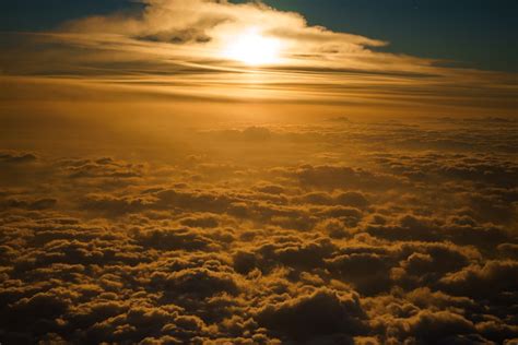 태양은 하늘의 구름을 통해 빛나고있다 사진 Unsplash의 무료 파이사헤스 에르모소스 이미지