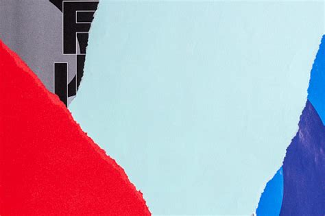 오래된 그런지가 찢어진 콜라주 포스터를 찢어 텍스트 또는 이미지를위한 복사 공간이있는 구겨진 종이 플래카드 텍스처 배경을 주름 빨강에 대한 스톡 사진 및 기타 이미지