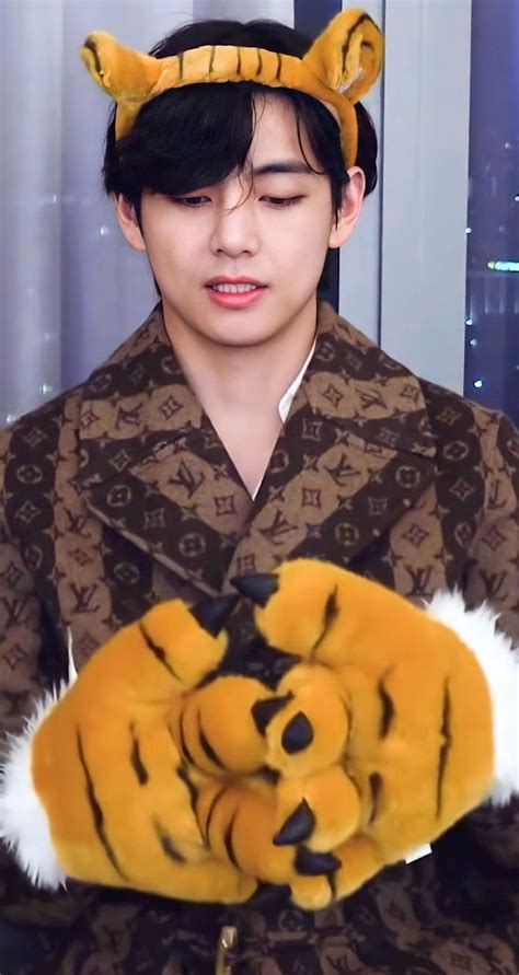 Pin By Casandra Akaglambert On Bae Tae Bae Tae Taehyung Kim Taehyung