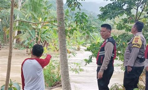 Kapolsek Wonosobo Monitoring Debit Air Sungai Way Semaka Haluan Indonesia