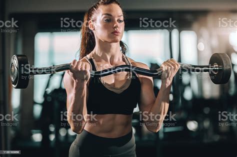 매력적인 백인 여성 보디 빌딩 체육관에 서 있는 동안 바 벨 리프팅 포니 테일 큰 생각 하 고 결과가 올 것 이다 여자에 대한 스톡 사진 및 기타 이미지 Istock