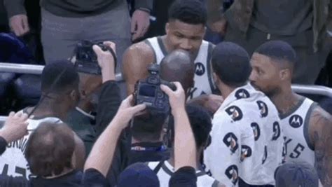 字母哥纪录夜闹剧：步行者不满刷分拿走比赛用球 险在通道冲突