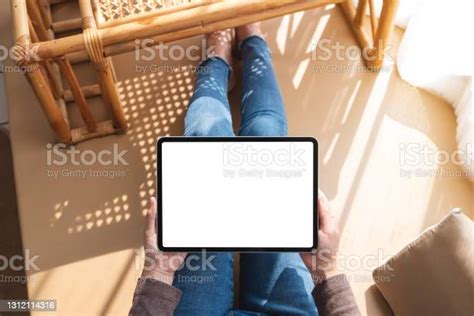 집에서 빈 데스크톱 흰색 화면으로 태블릿 Pc를 들고 사용하는 여성 가정 생활에 대한 스톡 사진 및 기타 이미지 가정 생활