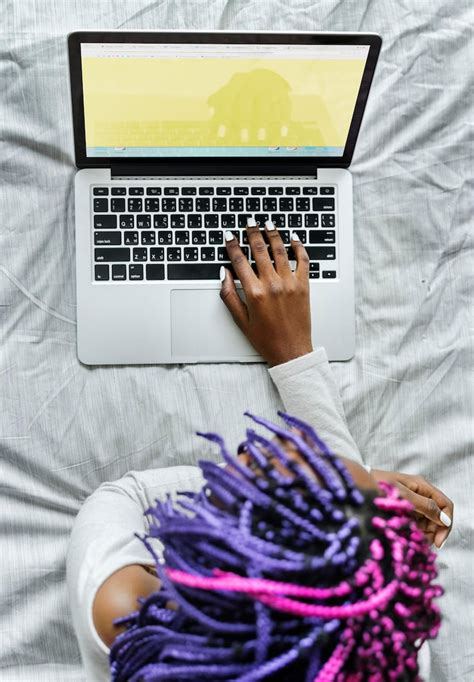 Femme Africaine Utilisant Ordinateur Portable Dans Hotel Psd Modèles