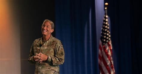 فرشته مرگ بازنشسته شد؛ زنی که جنگ علیه طالبان در افغانستان را رهبری